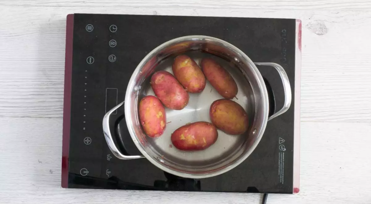 I-Okroshka kwi-kvass enesausage, i-lean potatoes