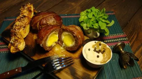 Egg-Scotch em um casulo em um grillboard em uma neblina Junute com torções crocantes, receita passo-a-passo com uma foto