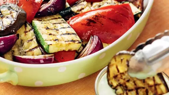 Stock Foto Cooking recipe: grilled vegetables with basil refueling, step number 4