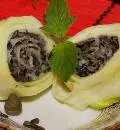 Mov rolls hauv nqaij sawb thiab zucchini sprinkled nrog grated cheese, dai kom zoo nkauj nrog capers