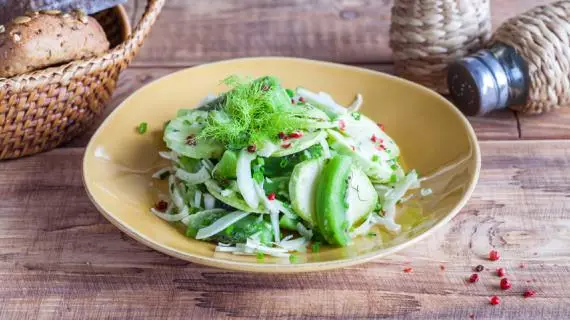 Saláta kiwi, zucchi és édeskömény, lépésenkénti recept a fotókkal