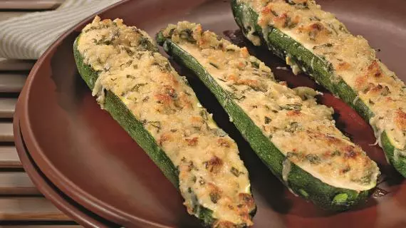 Zucchini ciwan di sosê rûnê de, pênaseya gav-gav bi wêneyan