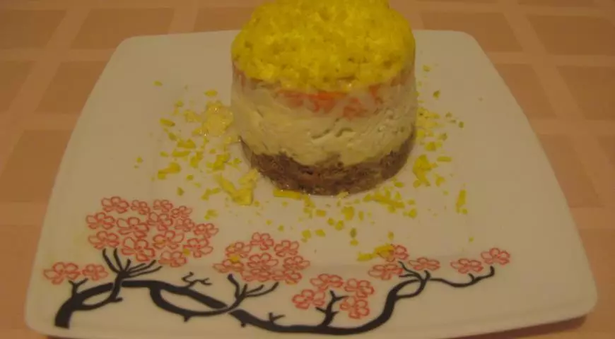 Lay out the ingredients by layers, missing them with mayonnaise, decorated with grated yolk salad