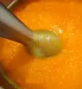 Sopa de puré de cocinar de la calabaza con manzana y naranja.