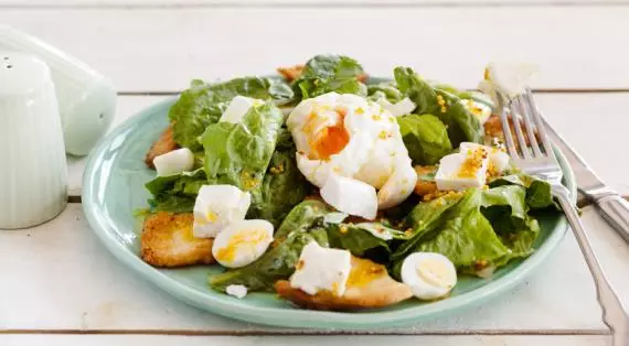 Salat með eggjum og croutons, skref fyrir skref uppskrift með myndum