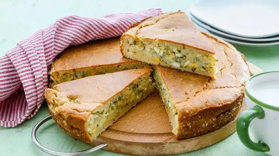 Pastís ràpid intermitent amb col ombra blanca, anet i ou, recepta pas a pas amb foto