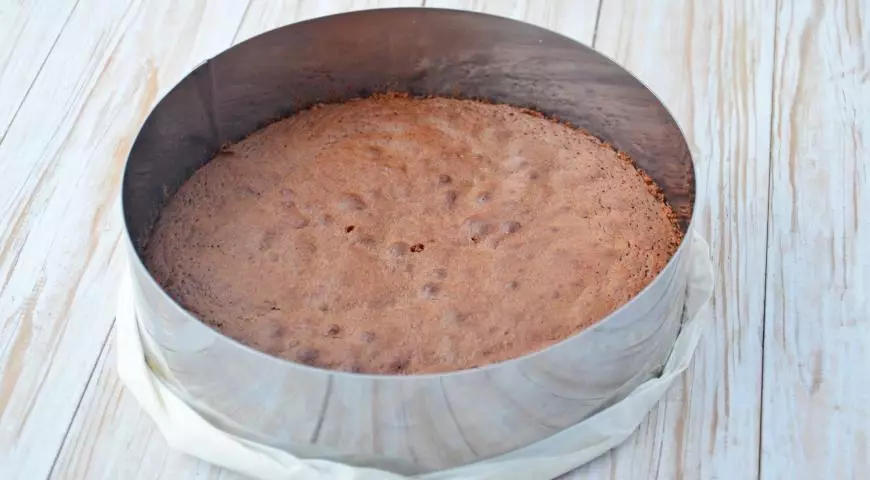 Kochen Sie den Teig für Brownie und backen Sie im Ofen