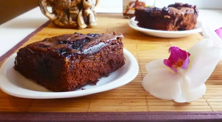 Brownie dengan custard dan beri