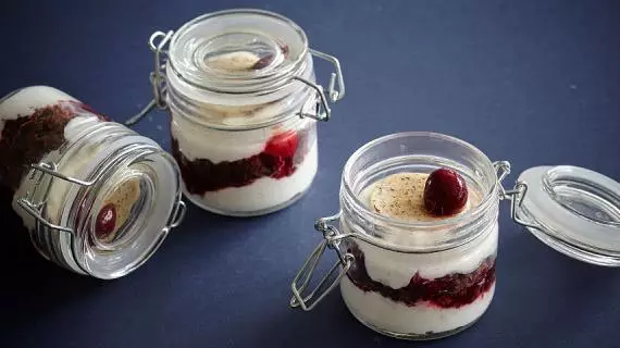 Hutan Hitam dengan Chocolate Brownie, Whipped Cream, Cherry-Chili Compote dan Vanilla Crelation Cream, Step-by-Step Resipi dengan Foto