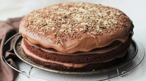 Browie torta s čokoladno kremo, recept za korakom s fotografijami