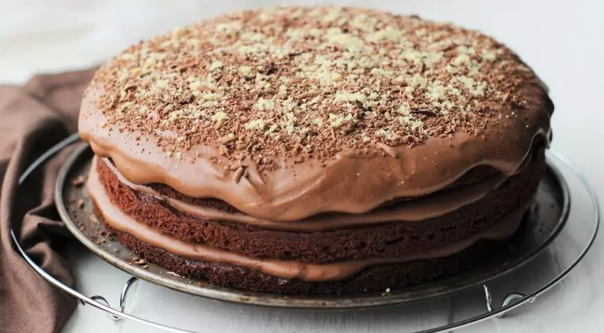 Shokolad kremi bilan jigarrang kek