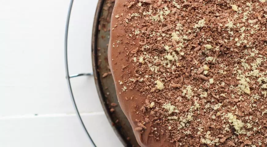 Mempersiapkan kue coklat dengan krim cokelat
