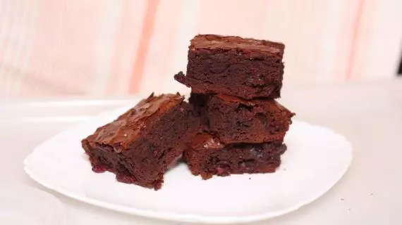 Σοκολάτα Brownie με κεράσι, συνταγή βήμα προς βήμα με φωτογραφίες