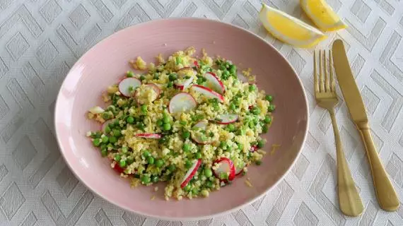 Sommersalat mit einem schnellen, schrittweisen Rezept mit einem Foto