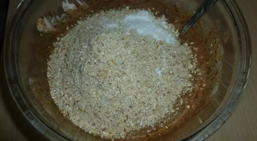 Oatmeal এবং বাদাম grind, তারপর মালকড়ি যোগ করুন