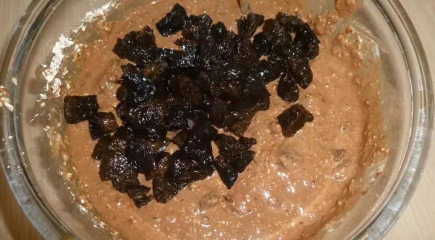 Keyproined prunes add to dough