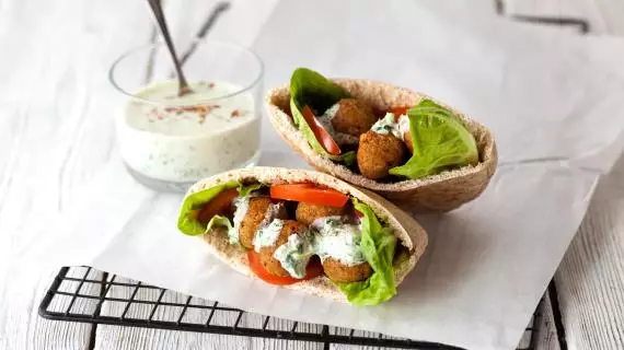 Falafel në Pete me jogurt karburantit, recetë hap pas hapi me foto