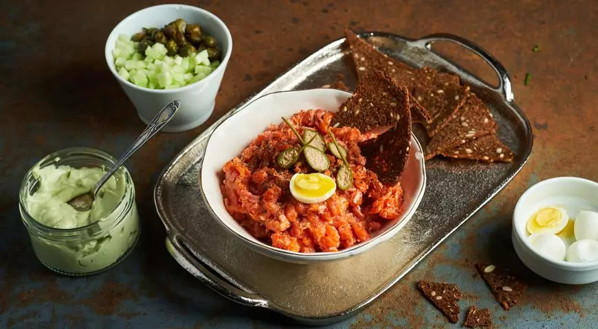 Salmon Tartar nrog Toolemade Vasabi-mayonnaise, cov neeg ruam-ntawm-kauj ruam daim ntawv qhia nrog cov duab