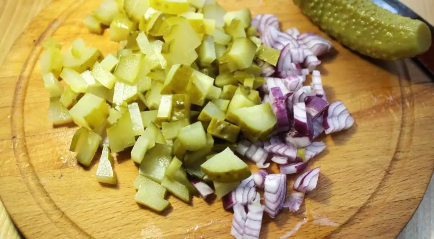 Nakrájajte si uhorky a luku na varenie s hovädzím jazykom