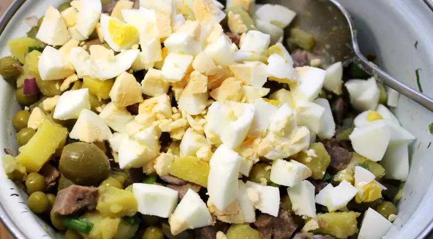 Přidejte kapary, olivy, mix a olivier s hovězím jazykem na plátky výrobků