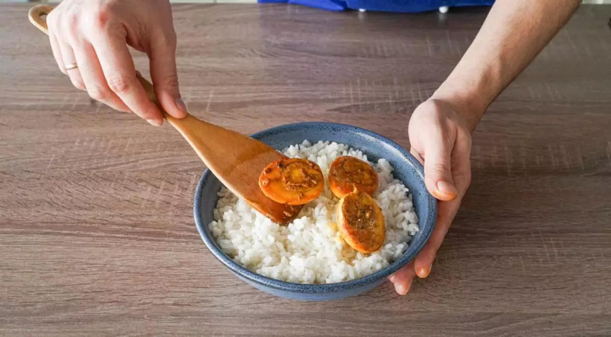 Uova sode fritte con spezie, aggiungono riso alle uova