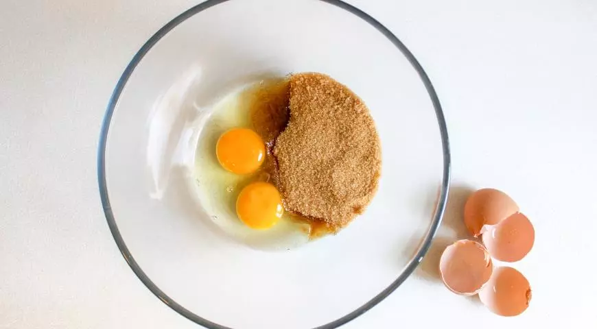 Blandið eggjum með sykri