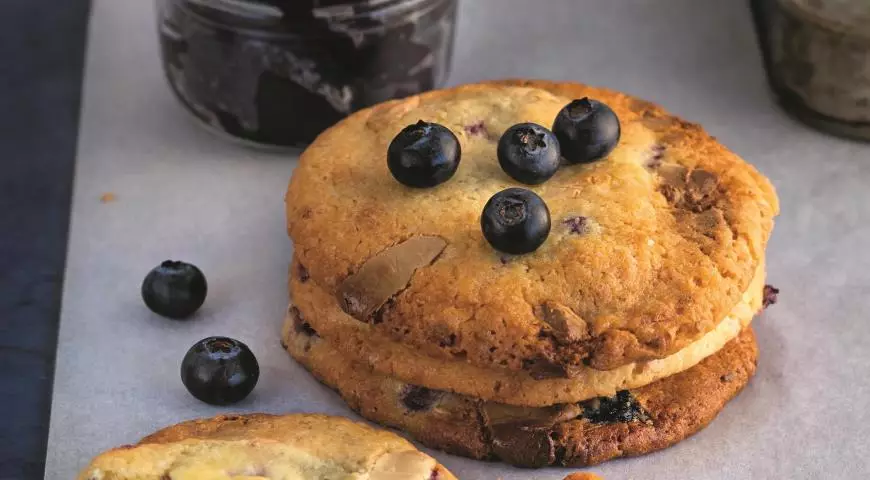 Blueberry Cookie onena txokolate zuria eta gazta krema