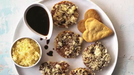 Biscuits sur des jaunes bouillies avec des bâtons de maïs Sprinkling, recette pas à pas avec des photos