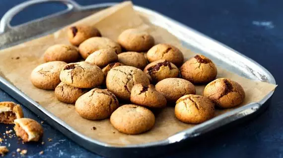 Biscuits d'arachide étonnants avec remplissage au chocolat, recette pas à pas avec photos