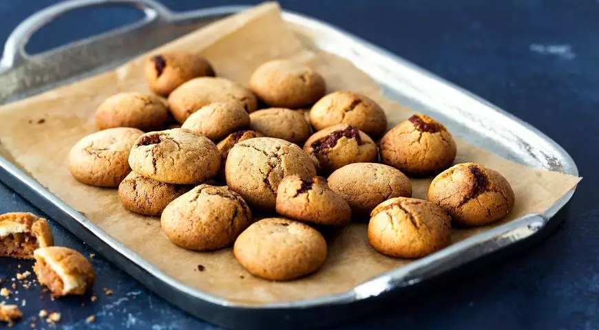 Mga kamangha-manghang peanut cookies na may chocolate fill.