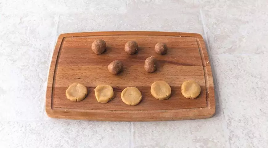 Photo Cooking Recipe: Kamangha-manghang mga cookies ng peanut na may Chocolate Stuffed, Step No. 6