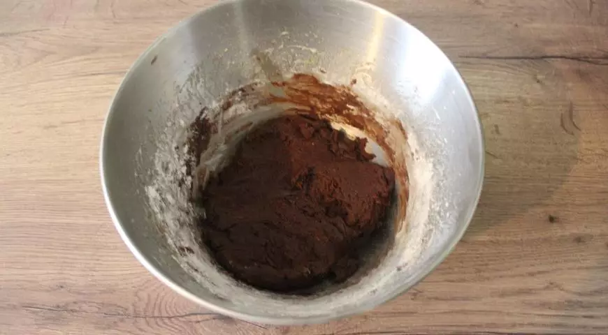 In het deeg voor chocoladekoekjes, voeg gezeefde meel toe
