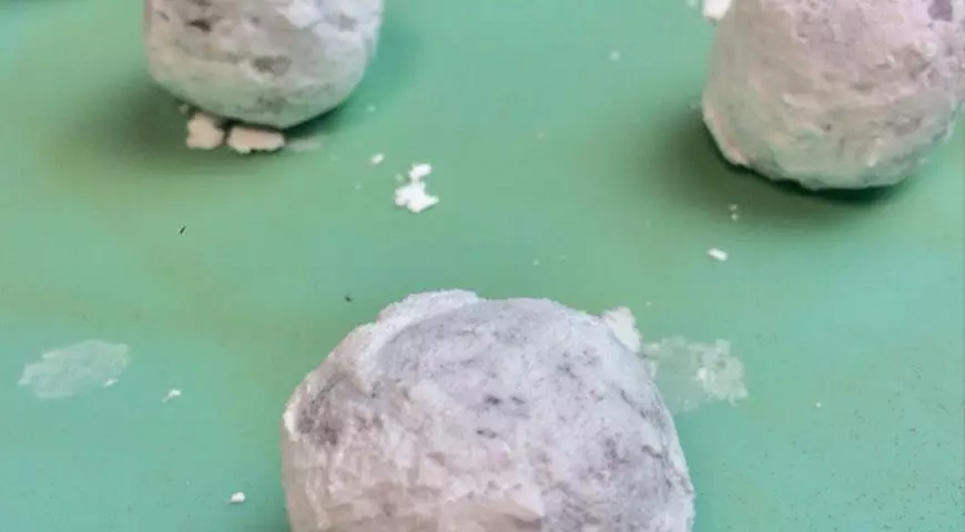 Las bolas terminadas disponen en una estera de silicona