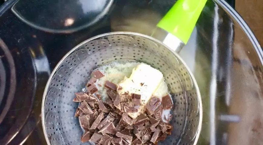 Claro de chocolate en un baño de agua para galletas de chocolate.