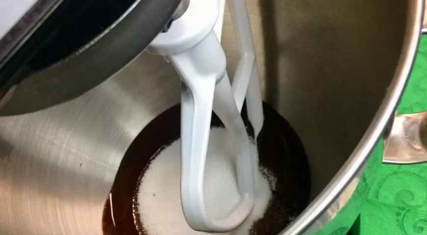 Dans le chocolat chaud fondu Ajouter du sucre et mélanger