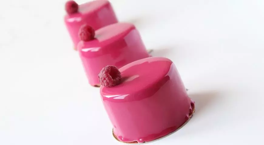 Kue mousse raspberry dalam cokelat