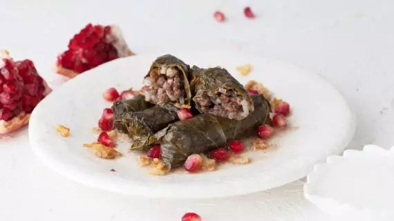 Turkish dolma me mbushje të pjekur, recetë hap pas hapi me foto