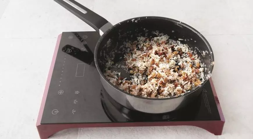 Підготуйте начинку з родзинок, цибулі, часнику для долми з рисом і родзинками