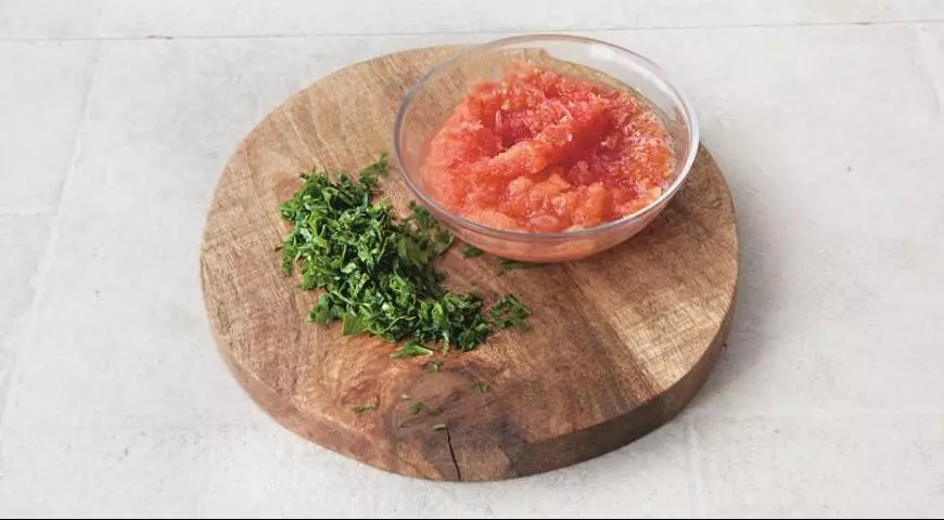 Forbered en påfyldning fra tomater og persille til dollars med ris og rosiner