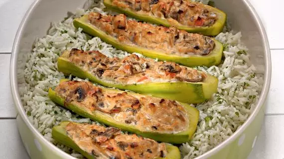 Zucchini Stuffed ერთად თხა ყველი, ნაბიჯ ნაბიჯ რეცეპტი ფოტოები