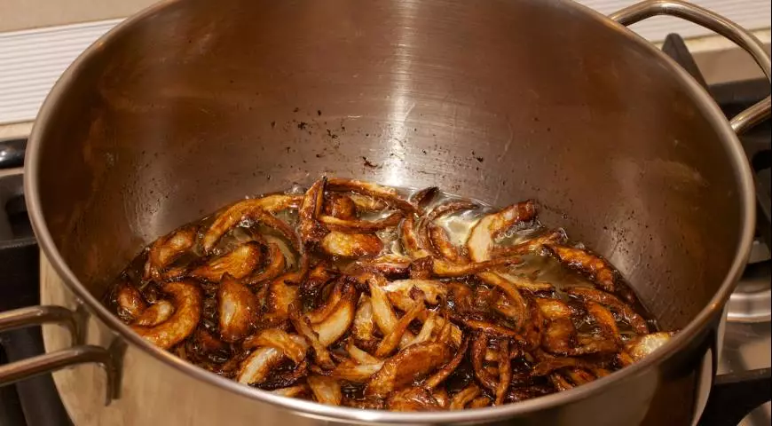 Fry onions on hot oil