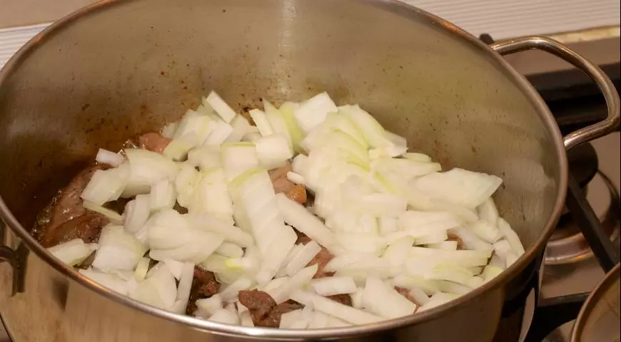 Add to the meat finely sliced ​​onions