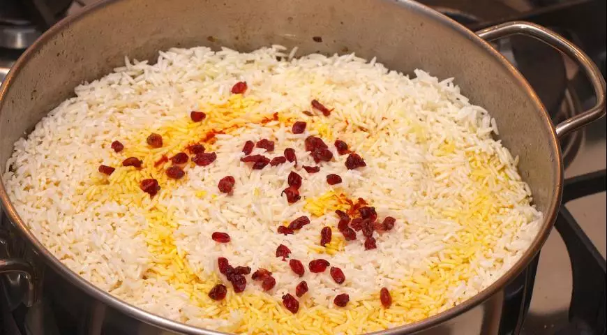 Share for meat prepared rice, infusion of saffron and barbaris