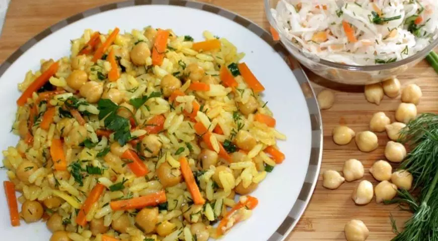 Pilaf met naakt en salade gemaakt van kool, stap voor stap recept met foto's