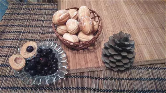 Nuts na may isang sorpresa, step-by-step recipe na may mga larawan