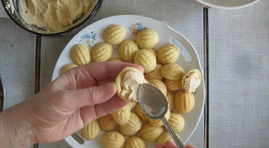 Ku billow cookies-ka kareemka iyo isku-dhafka mid kale, qabow