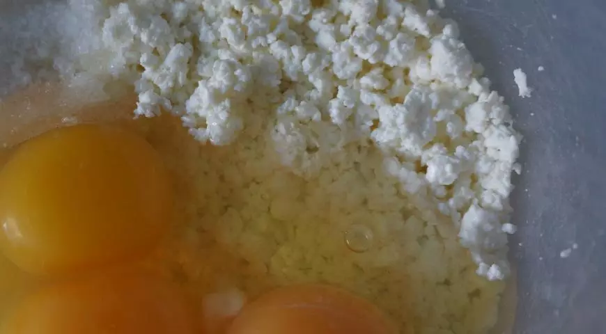 Battre les œufs avec du fromage cottage