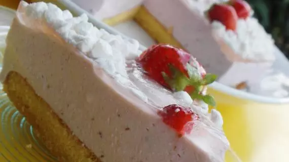 Cake White Nights na may strawberry cream-souffle, step-by-step recipe na may mga larawan