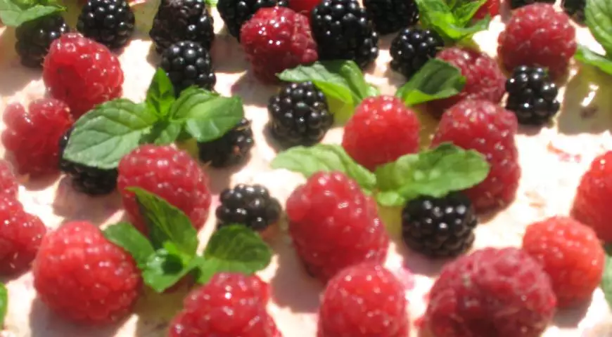 Delicious Cake of Ungewoane foarm fersierje frambozen, Blackberry en munt