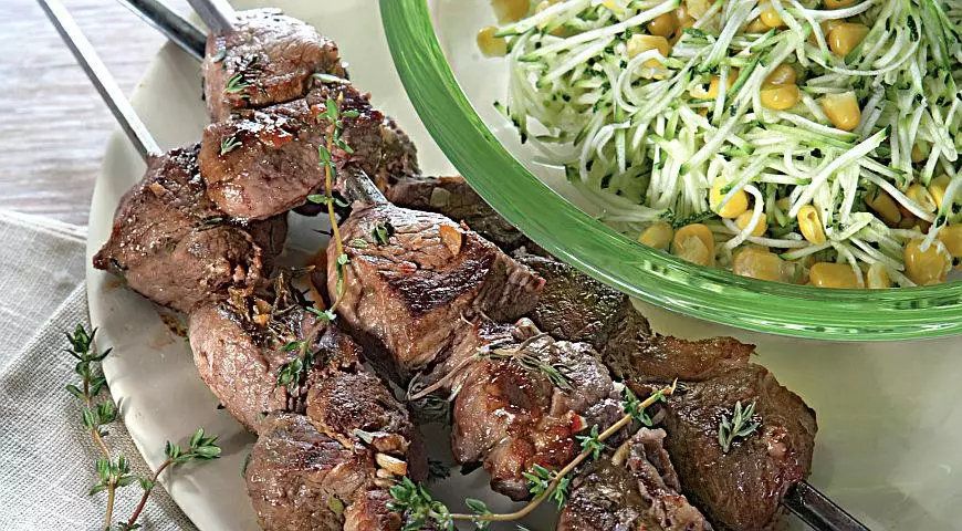 Suvlaki ak sòs salad zukèini ak mayi, etap-pa-etap resèt ak foto